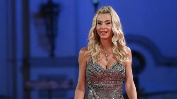 Valeria Marini: sai chi è la madre? La signora Giovanna è identica alla ...